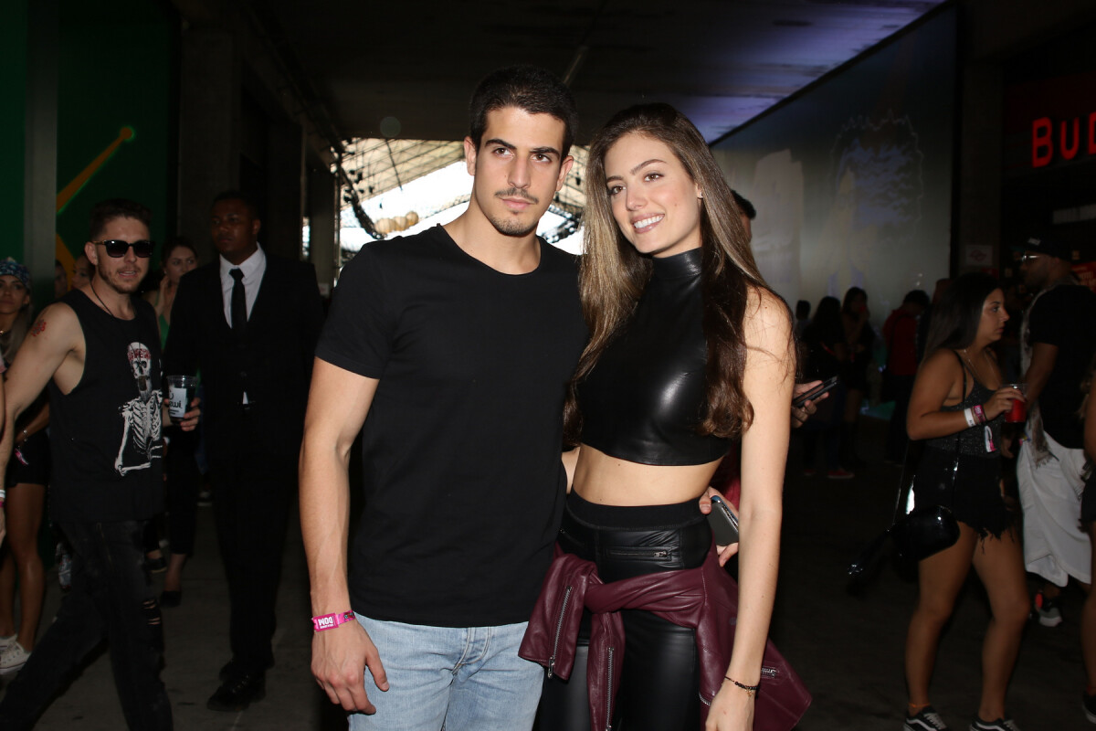 Foto: Enzo Celulari posa com a namorada, Victoria Grendene, no ...