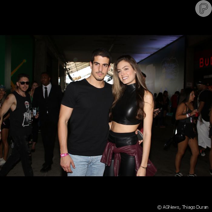 Enzo Celulari posa com a namorada, Victoria Grendene, no Lollapalooza ...