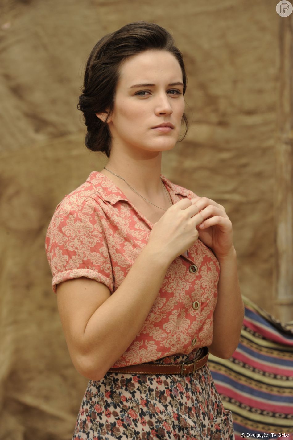 Bianca Bin como a personagem Amélia na novela 'Joia Rara', em 2013 ...