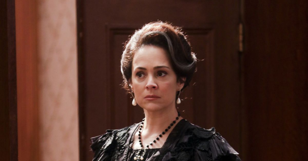 Julieta (Gabriela Duarte) interrompe o baile e ofende Ludmila (Laila ...