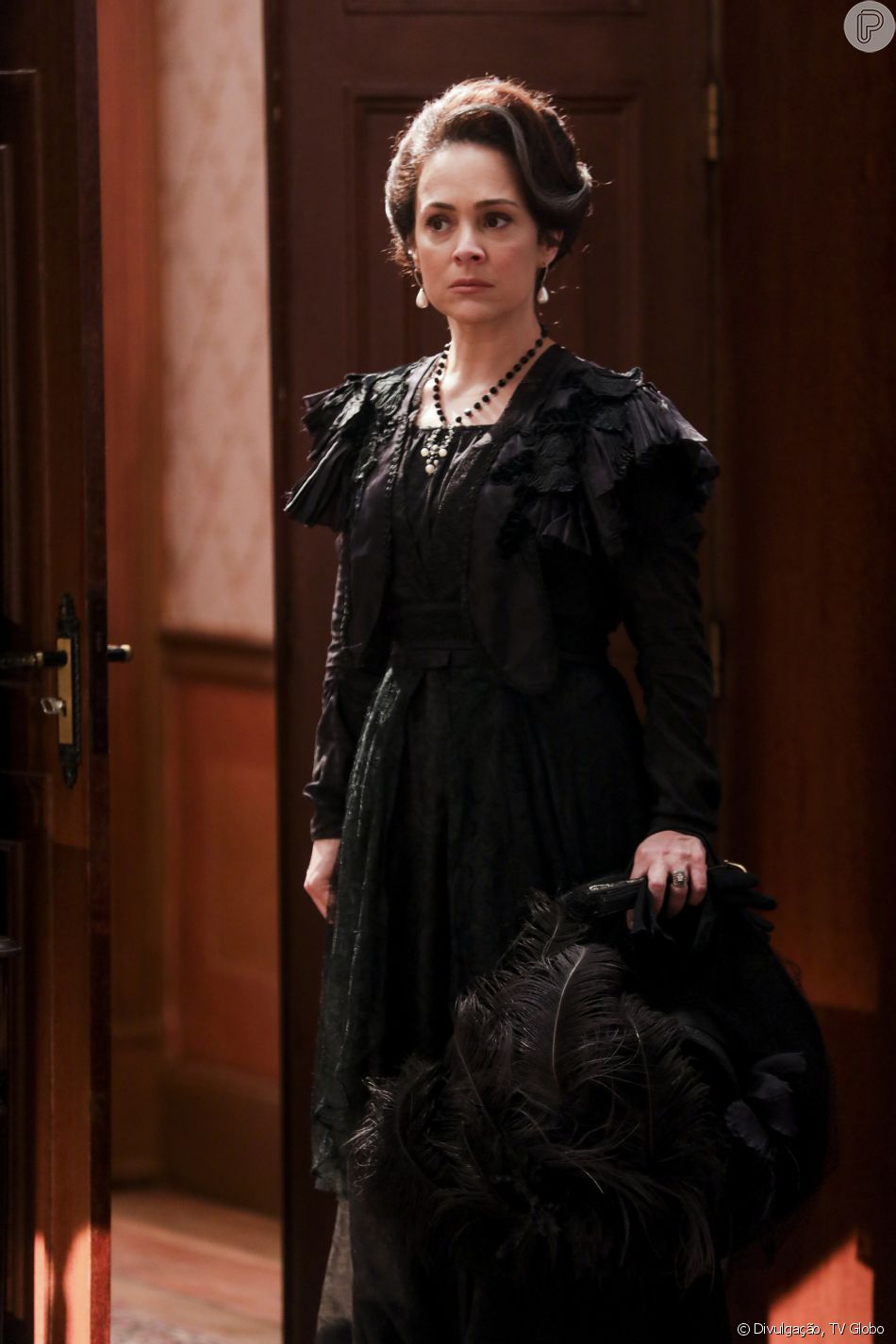 Julieta (Gabriela Duarte) interrompe o baile e ofende Ludmila (Laila ...