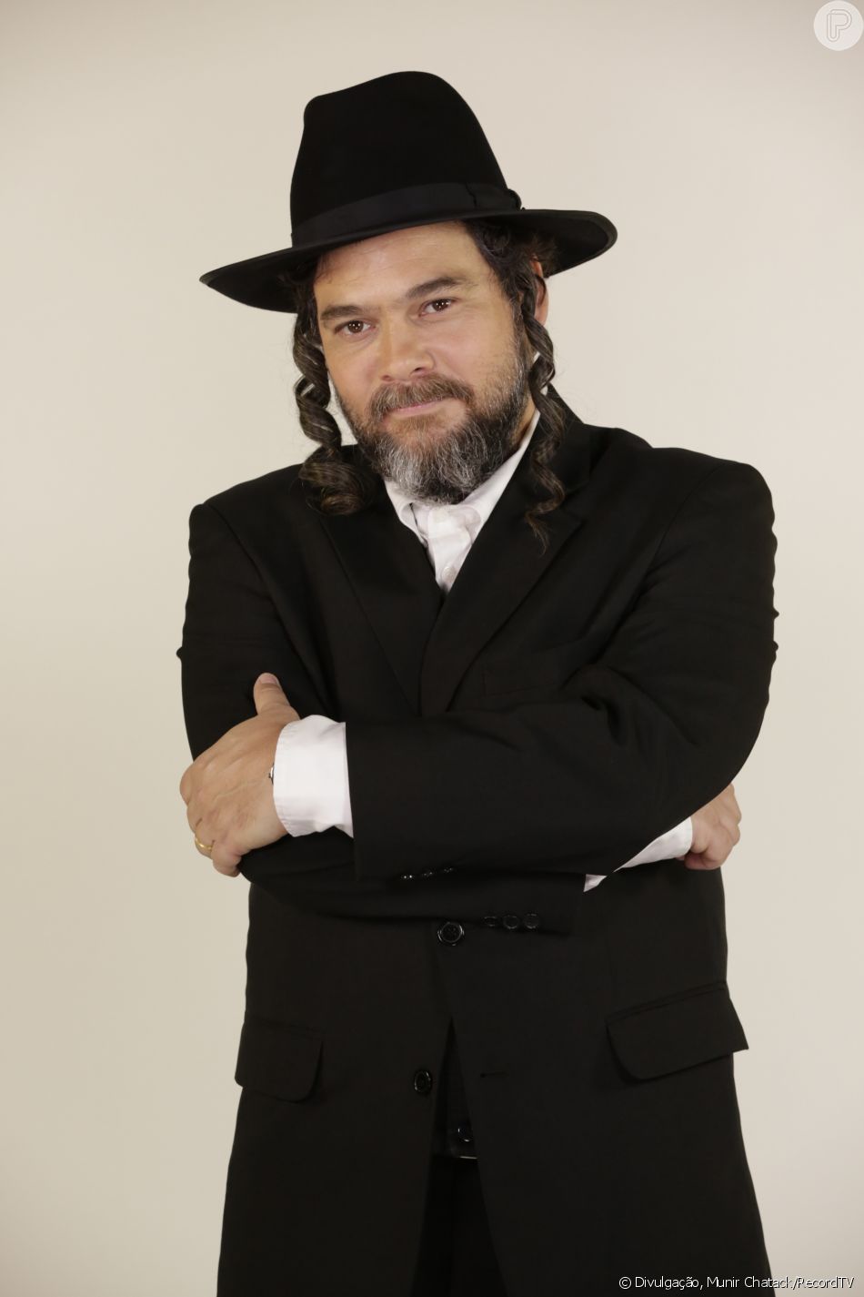 Saulo (Claudio Gabriel) faz de tudo para evitar que Elias (Roberto ...