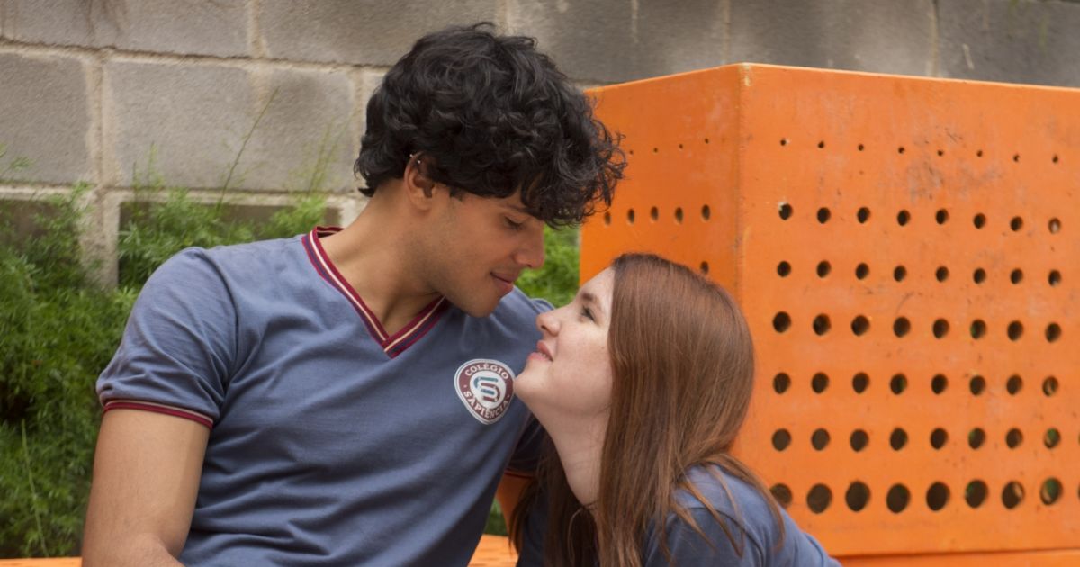 Flora (Jennifer Oliveira) beija Érico (Gabriel Fuentes) no capítulo de ...