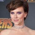 Scarlett Johansson usa maquiagem ultraviolet, eleita pela Pantone a cor ...