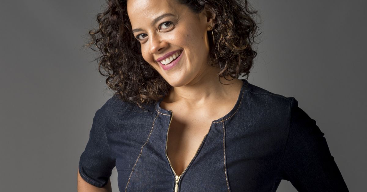 Maria (Alice Wegmann) é imobilizada por segurança de Pedro (Alexandre ...