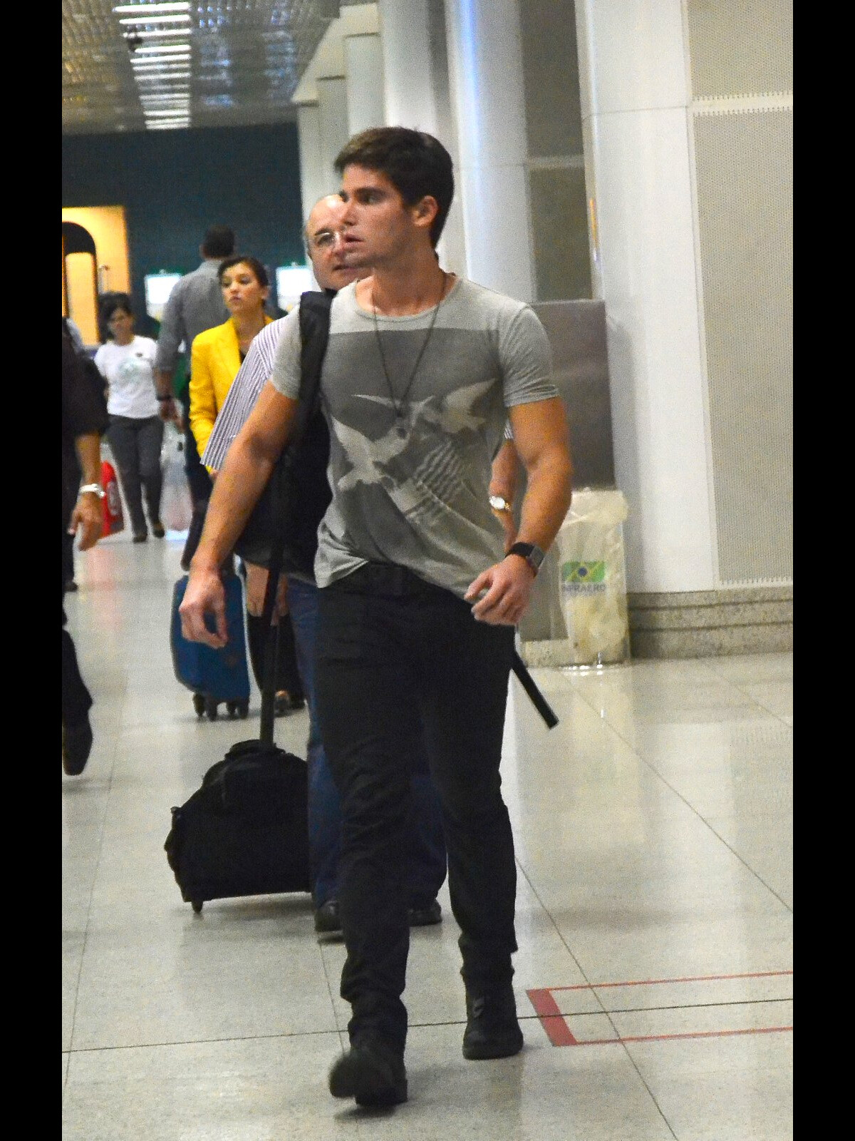 Foto: Jonatas Faro esbanja simpatia ao embarcar em aeroporto no Rio ...