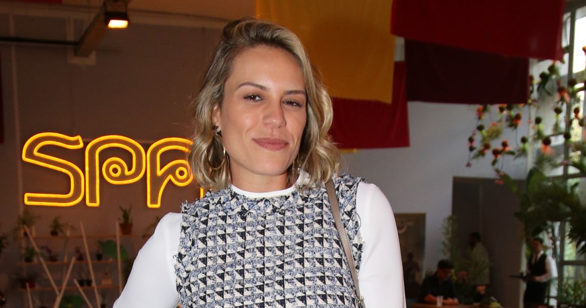 A ex-integrante do MasterChef Deborah Werneck preferiu um look clássico ...