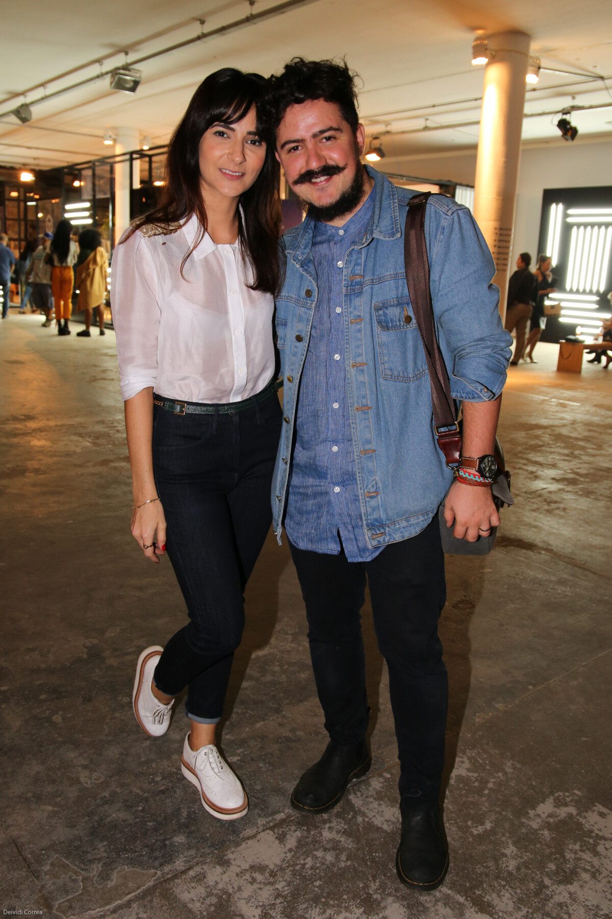 Foto: O casal de youtubers Danielle Noce e Paulo preferiu looks casuais para o evento - Purepeople