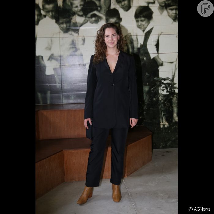 Neta da atriz Audrey Hepburn, Emma Ferrer preferiu um look minimalista ...