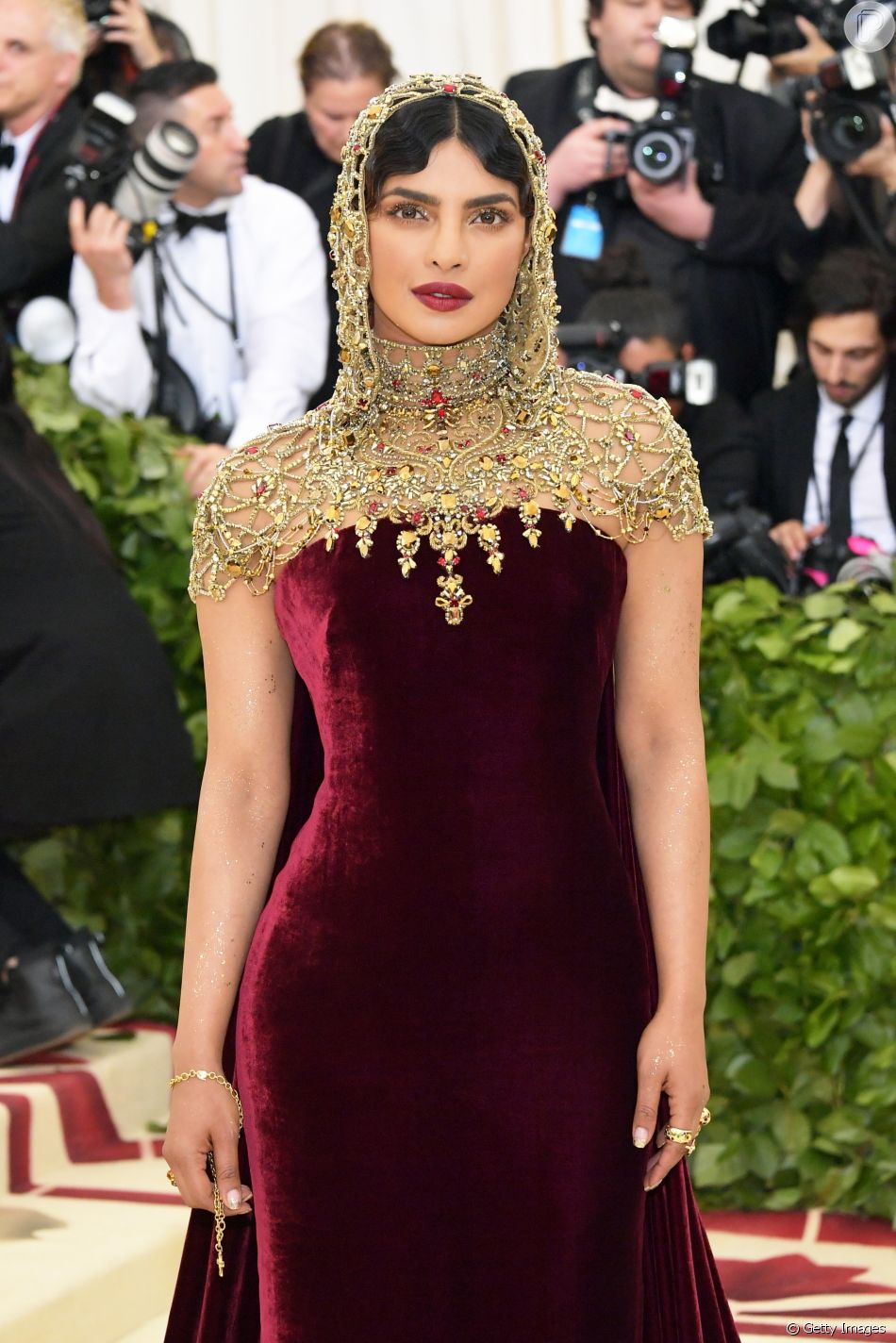 A atriz e modelo indiana Priyanka Chopra usou burca metalizada no Met ...