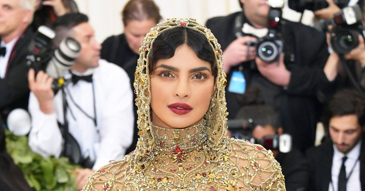 A atriz e modelo indiana Priyanka Chopra usou burca metalizada no Met ...