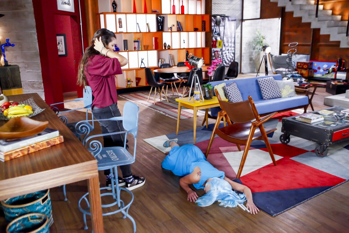 Foto: Cassandra (Bárbara Maia) se desespera ao ver Estefânia (Priscila ...