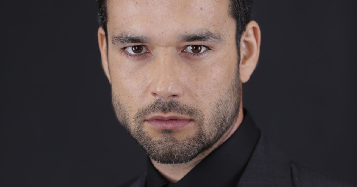 Ricardo (Sergio Marone) fica irritado quando Benjamin (Igor Rickli ...