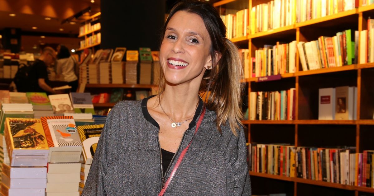 Sarah Oliveira no lançamento do novo livro de Maria Ribeiro, em São ...