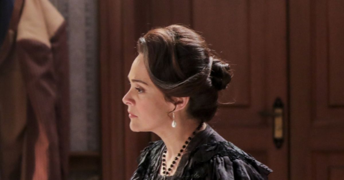 Julieta (Gabriela Duarte) vai contratar ator para se passar por padre ...