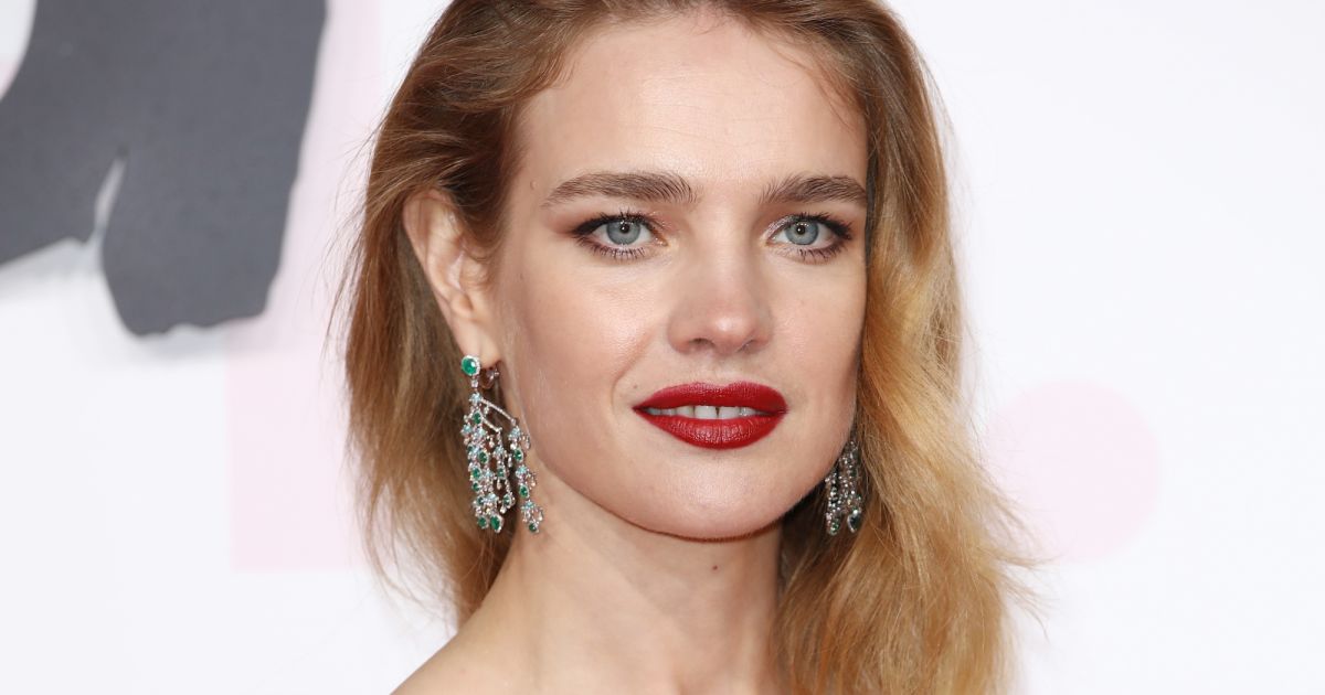 A modelo russa Natalia Vodianova escolheu um brinco moderno com ...