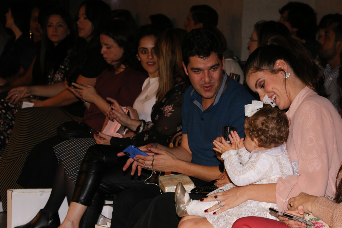 Foto: Camila Queiroz brinca com Pietra, filha da estilista Lethicia ...