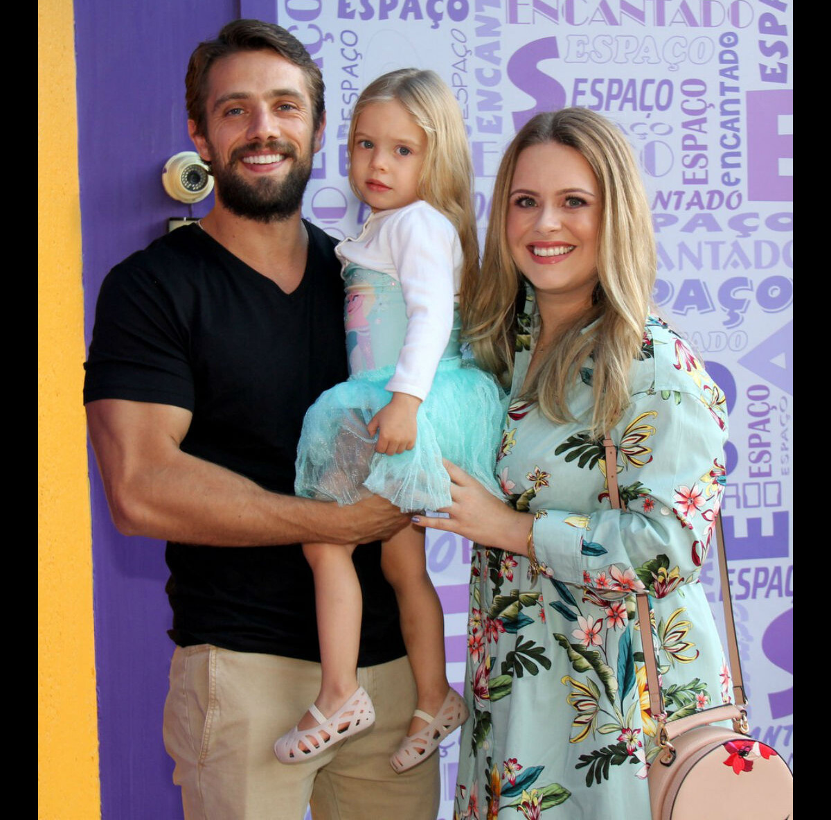 Foto: Rafael Cardoso e Mariana Bridi celebraram a chegada do filho ...