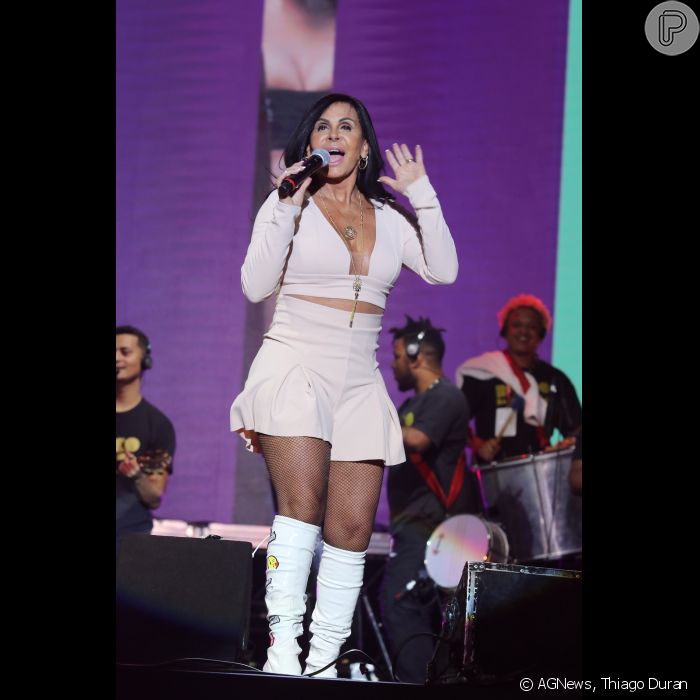 Gretchen Miranda apostou em look curto para show - Purepeople