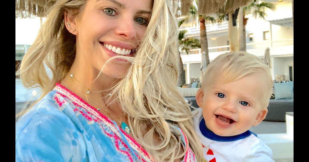 Karina Bacchi filma o filho, Enrico, se divertindo em praia na Grécia ...