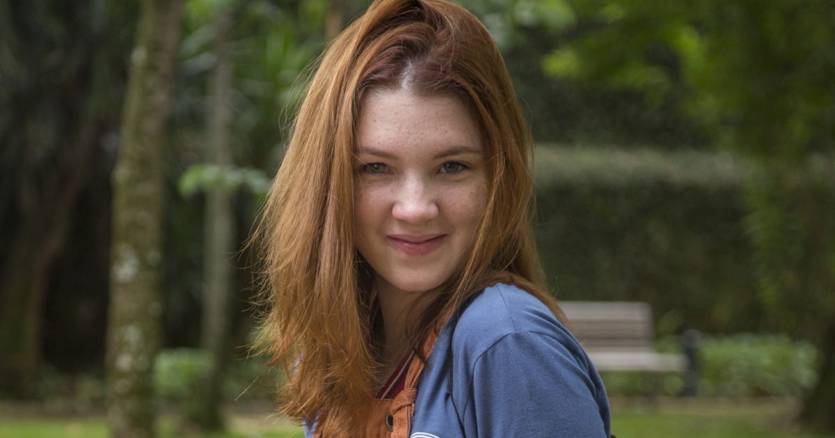 Flora (Jennifer Oliveira) ouve dos amigos que deve fazer uma exposição ...