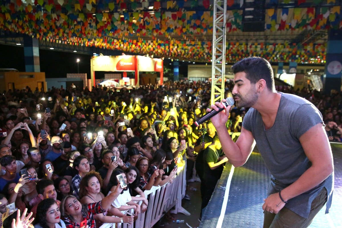 Foto: Dilsinho sobre ao palco do Multicenter Sebrae e agita fãs com ...