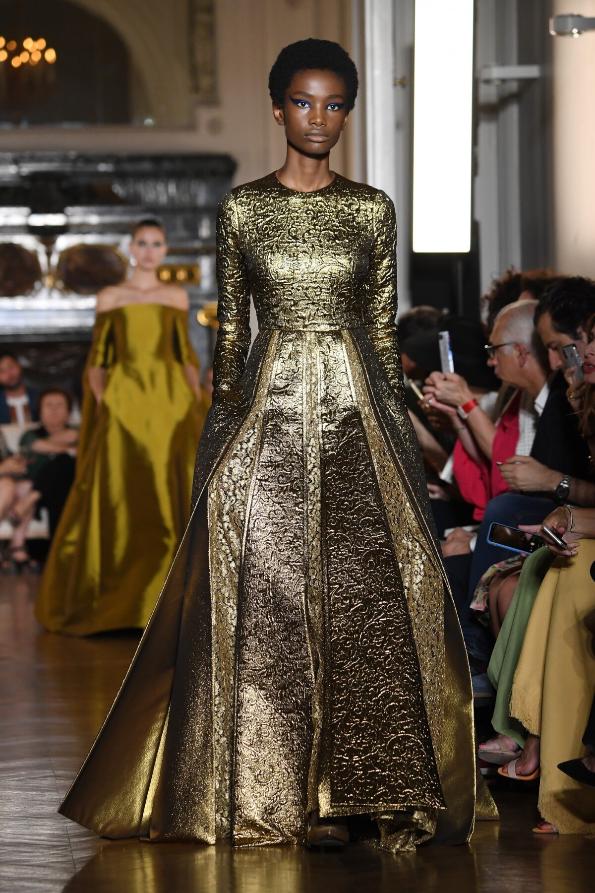 Foto: A grife italiana apostou em brilho, cor e volume - Purepeople