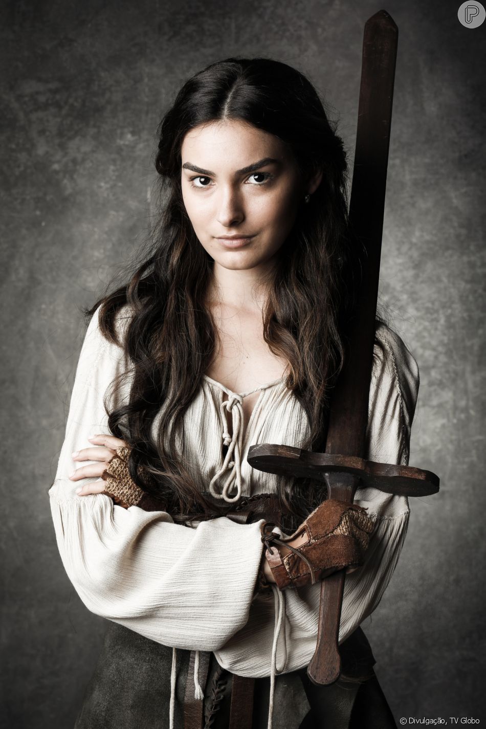 Selena (Marina Moschen) assume o trono da Lastrilha com a morte do pai ...