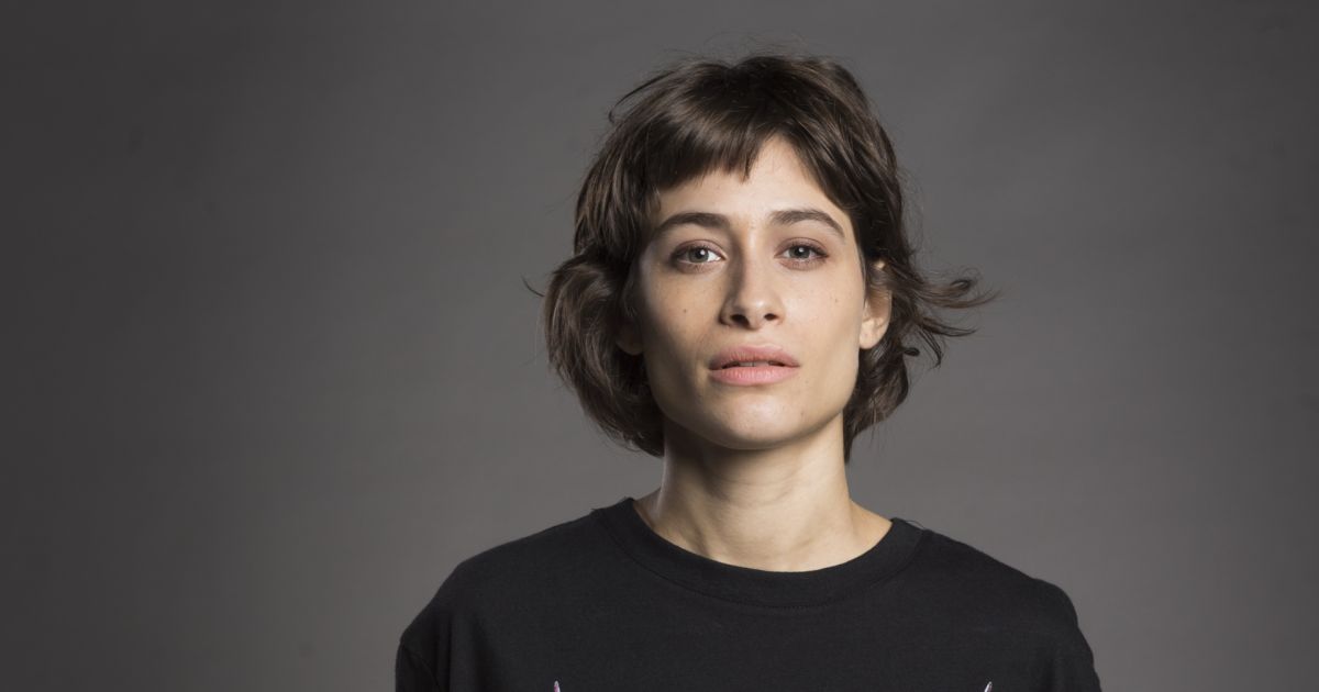 Manuela (Luisa Arraes) propõe trabalhar para o tráfico depois de ser ...