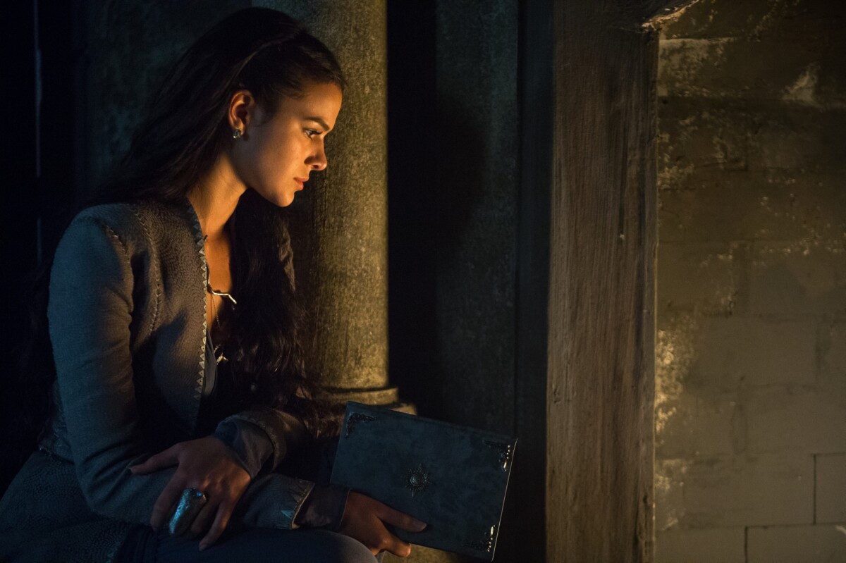 Foto: Catarina (Bruna Marquezine) volta a Montemor algemada, dá à luz ...