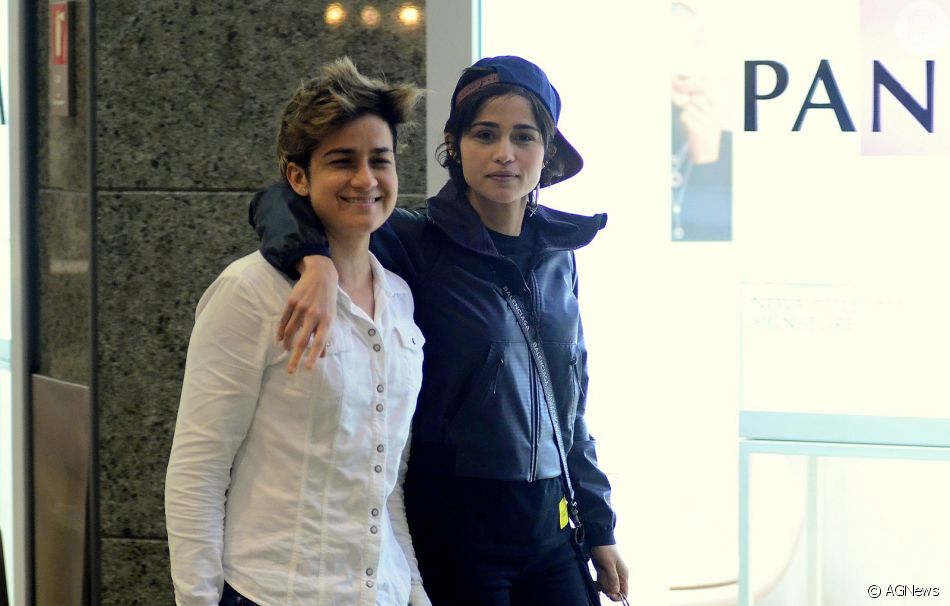 Nanda Costa e a namorada, Lan Lanh, andam abraçadas em shopping do Rio ...