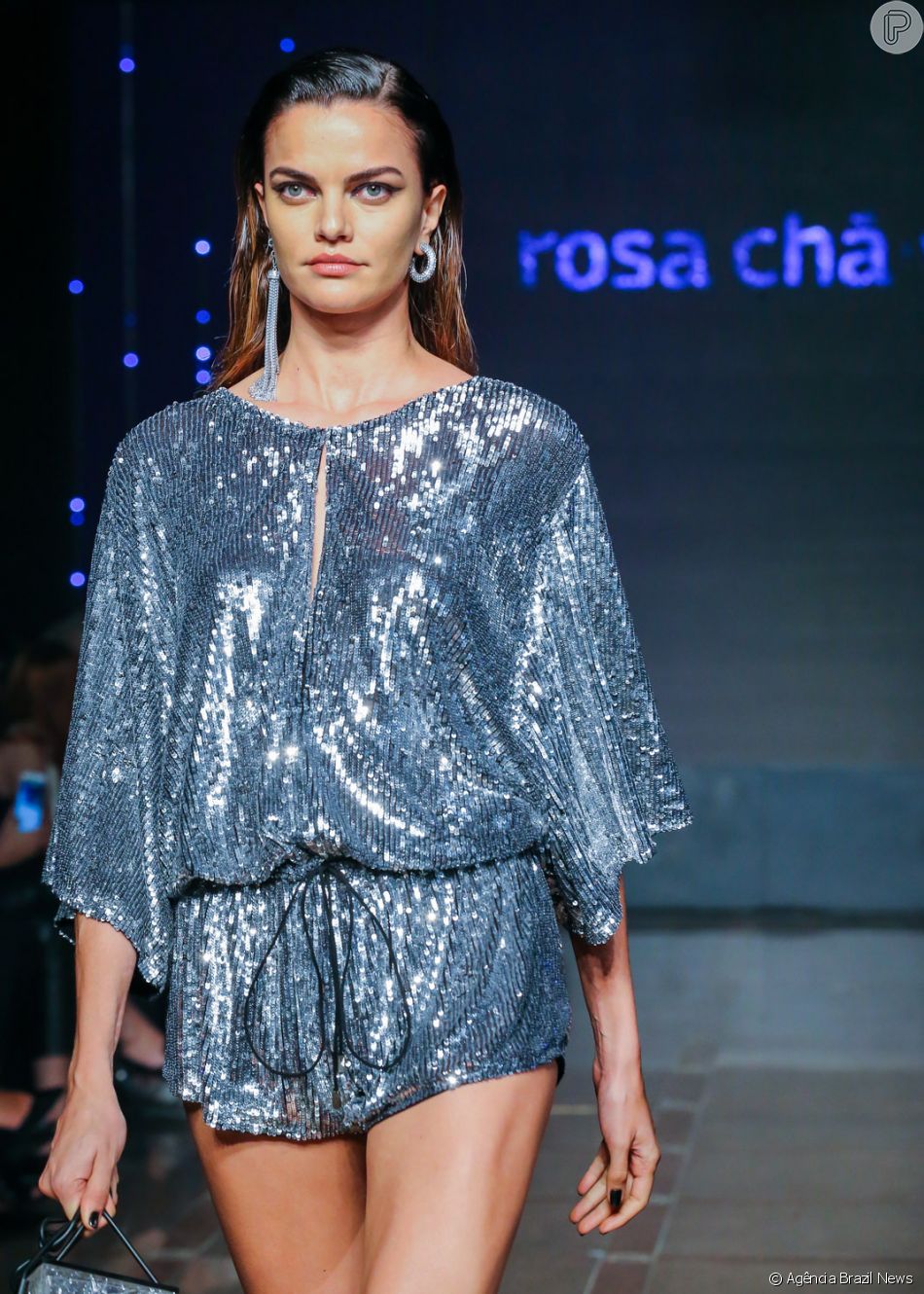 Looks metalizados, streetwear e famosas no desfile da Rosa Chá. Veja ...