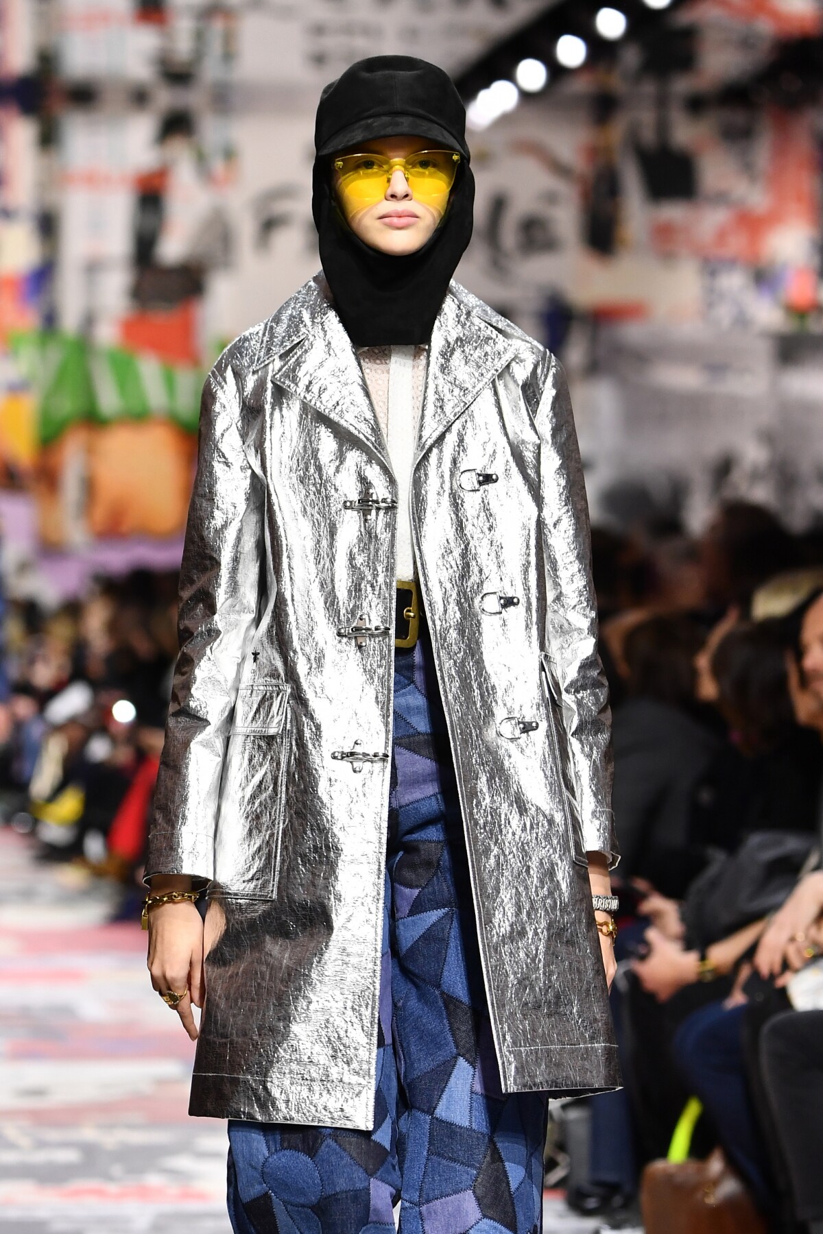 Foto: Futurismo de volta à moda: look metálico no desfile da Dior ...