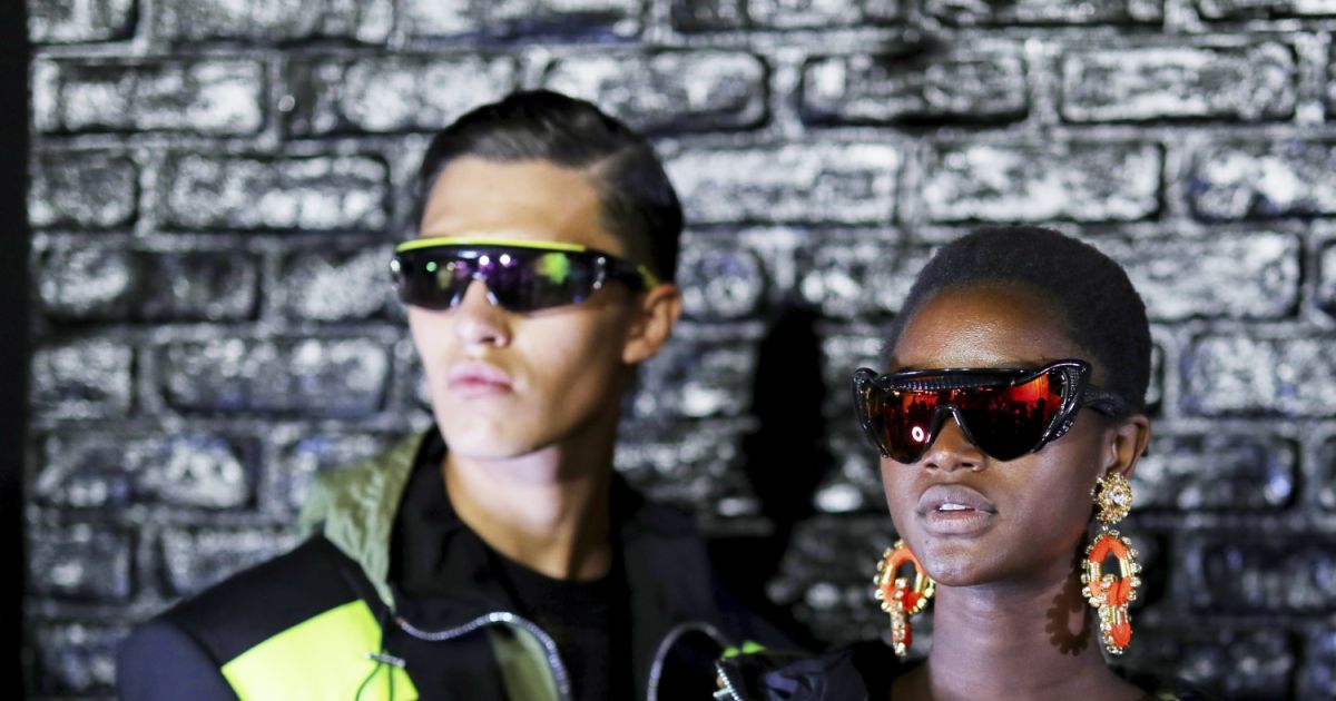 Moda futurista é tendência nas passarelas e no street style. Veja como ...