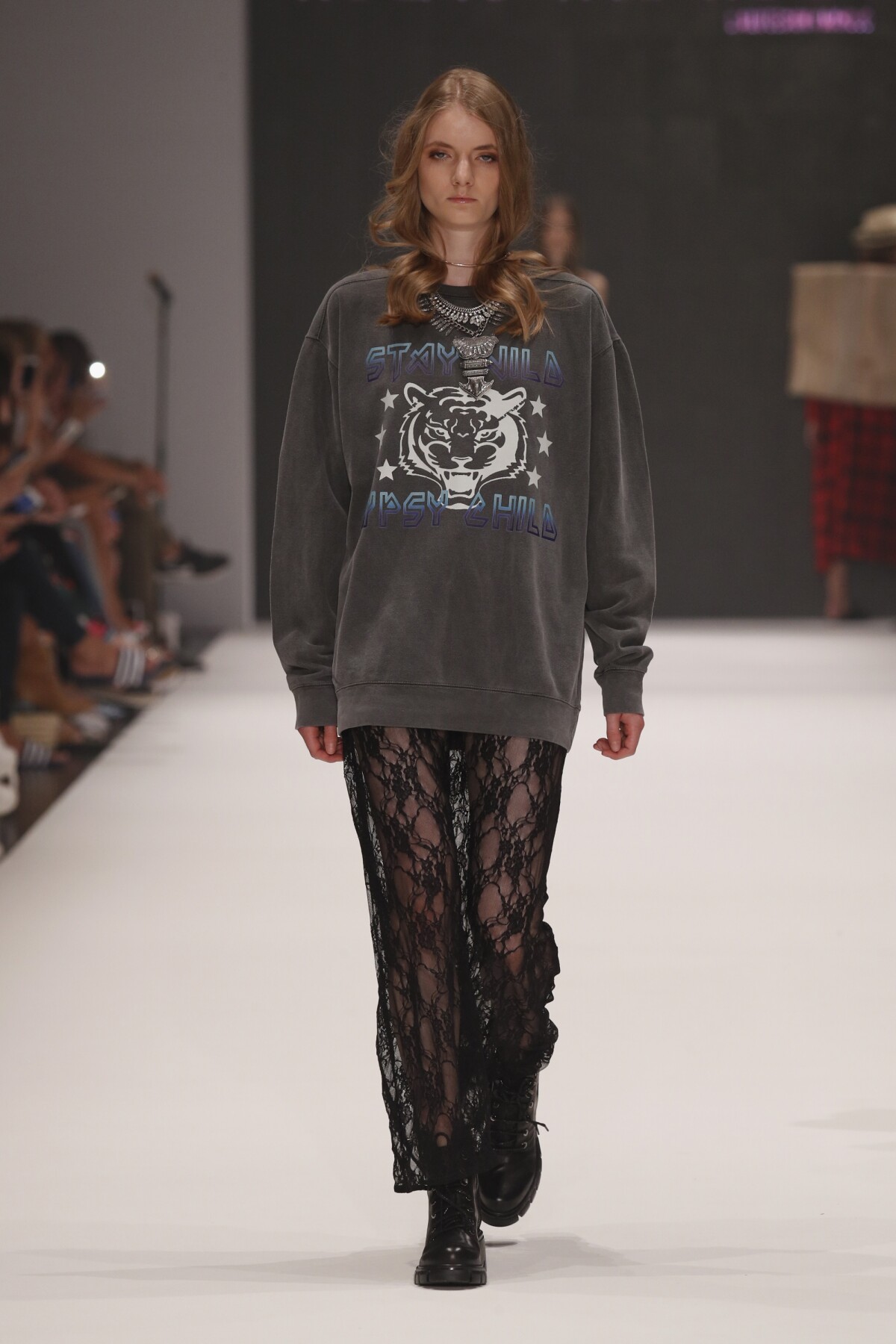 Foto: A WMN PWR WMN escolheu um inusitado mix de moletom com renda ...