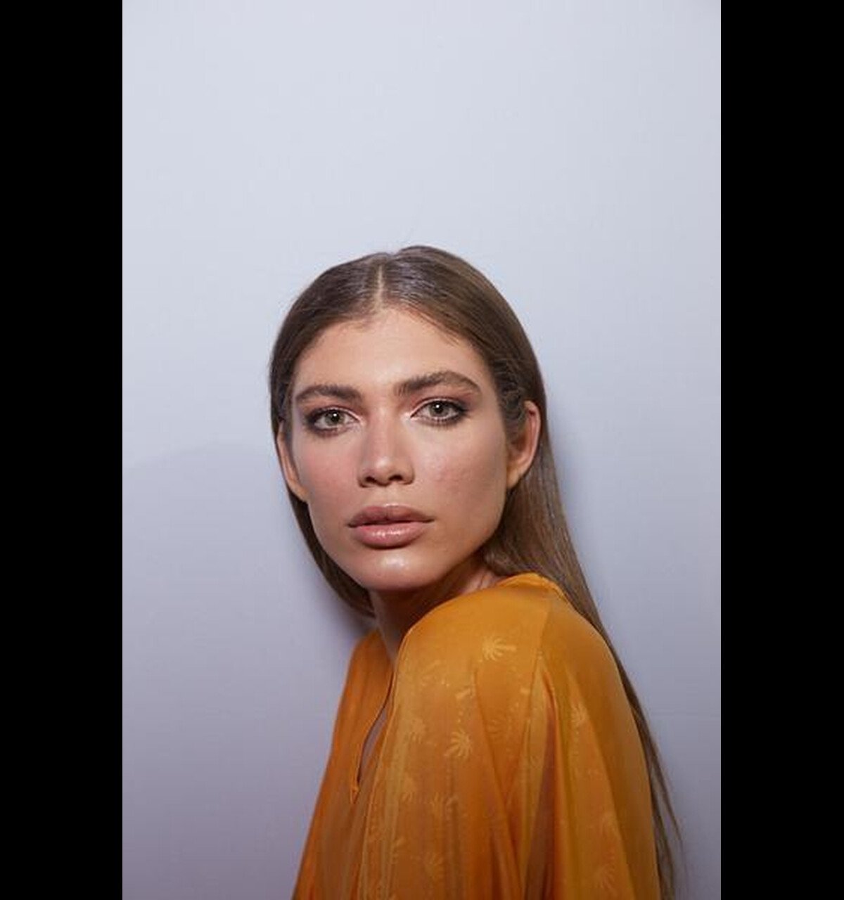 Foto: A maquiagem natural, com sombra e batom em tons de marrom, foi a ...