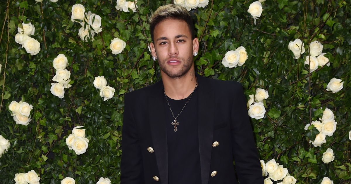 Neymar posou abraçado com a modelo Mari Tavares - Purepeople