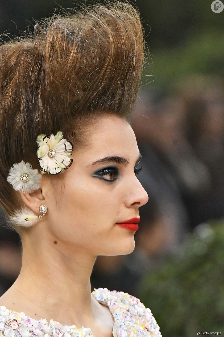Carnaval chic: Cabelos pro alto + flores na Chanel - Purepeople
