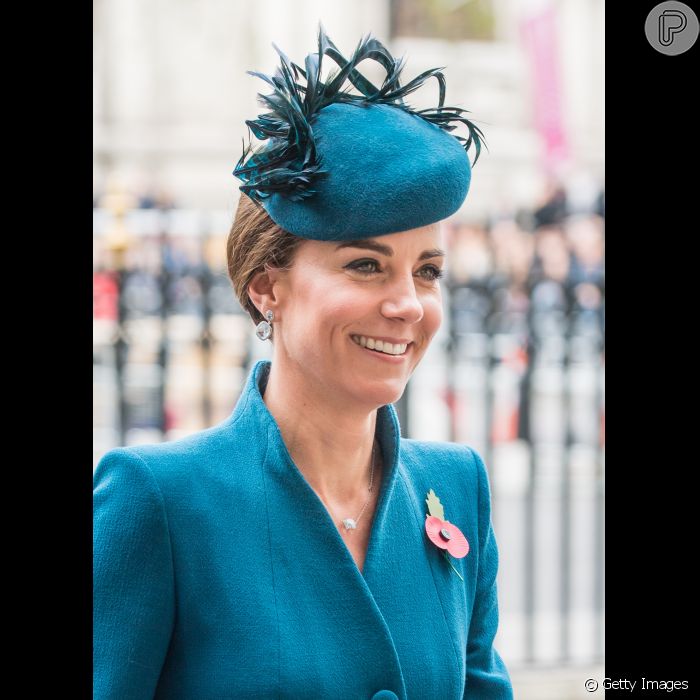 Kate Middleton usa vestido casaco azul - Purepeople