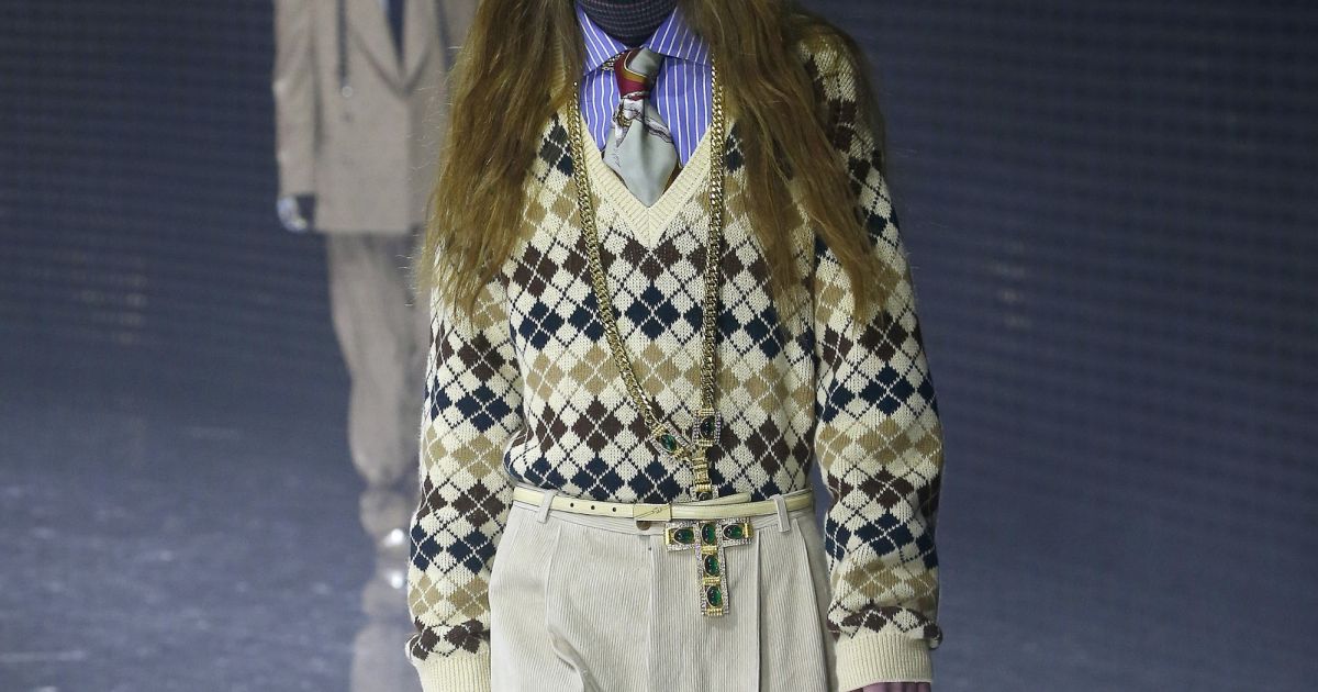 Na Gucci: alfaiataria retrô, + suéter com xadrez escocês + óculos ...