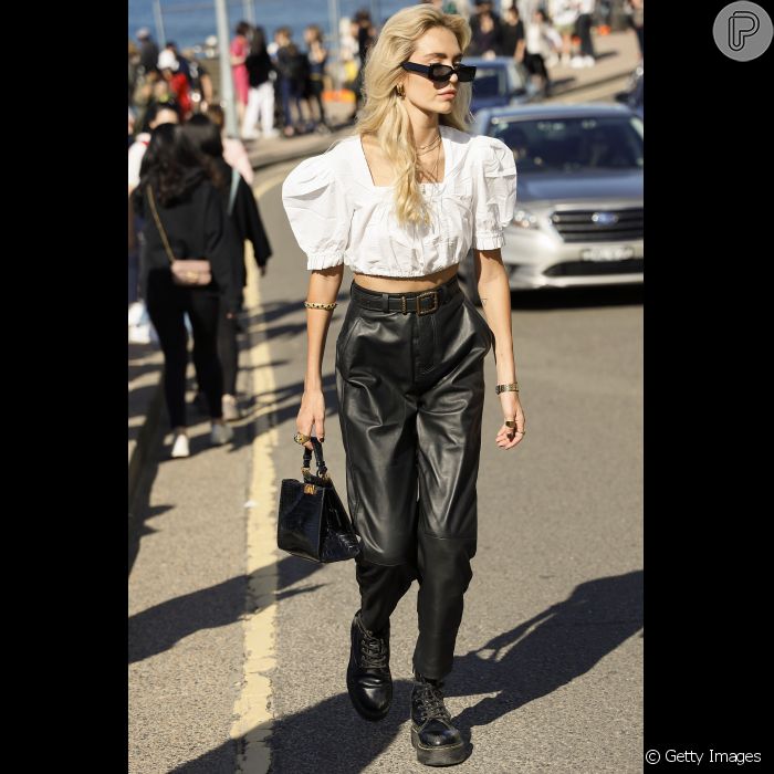 Calça de couro: em modelo clochard, com coturno e top romântico fica ...