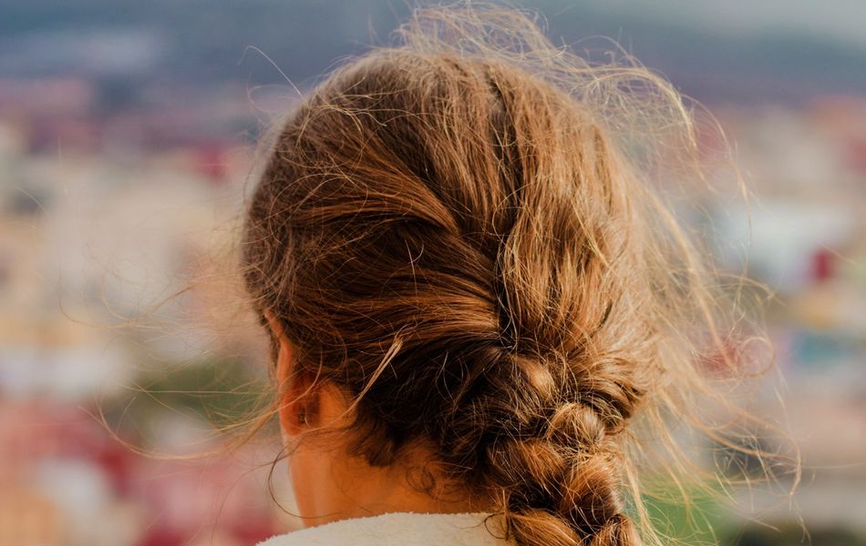 Cabelo arrepiado nunca mais: 4 dicas para acabar com o frizz nos dias ...