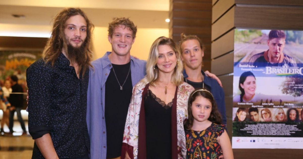 Letícia Spiller foi com o namorado, Pablo Vares, e os filhos, Pedro ...