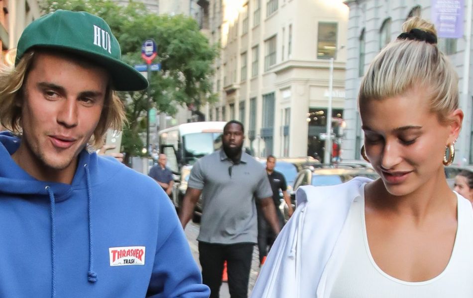 Moda 2000: looks de famosas com tênis branco, bermuda ciclista e outras ...