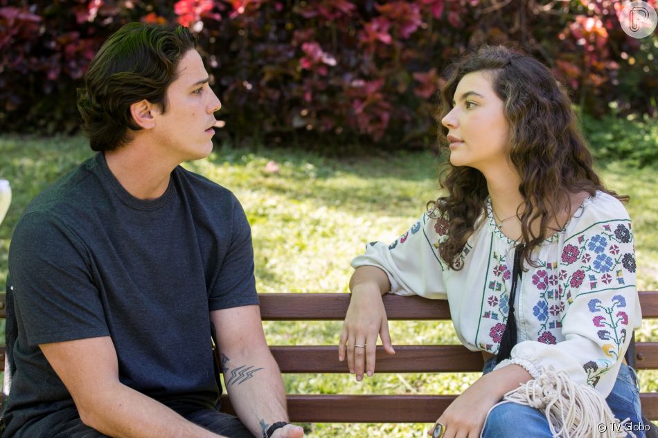 Rita (Alanis Guillen) conta para Rui (Romulo Arantes Neto) que Nina é ...