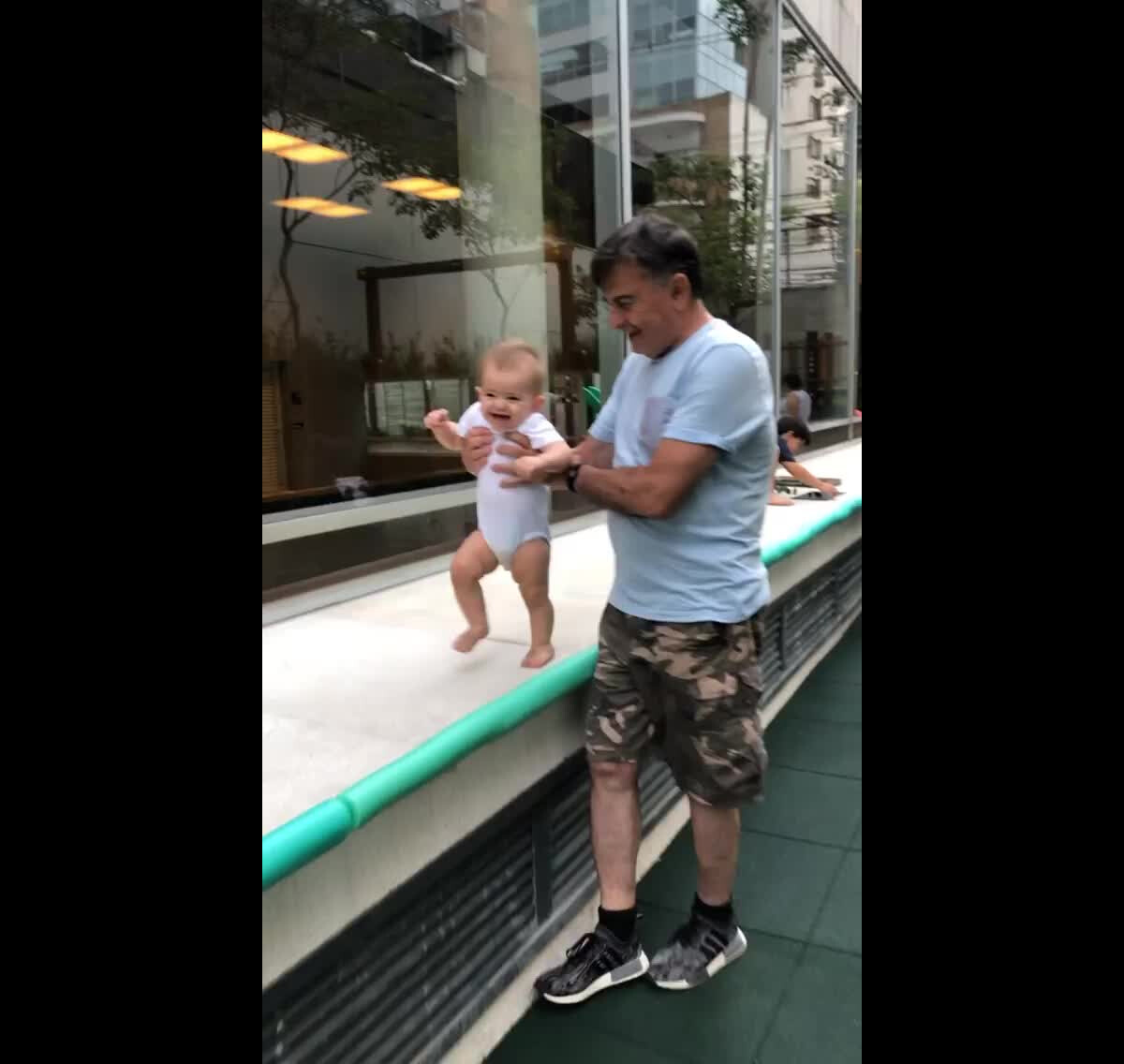 Vídeo: Filha de Sabrina Sato, Zoe dá passinhos com ajuda do avô, Omar ...