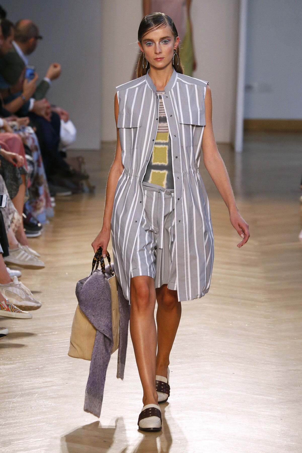 Foto: Moda nas passarelas: a versão alongada do colete apareceu no ...