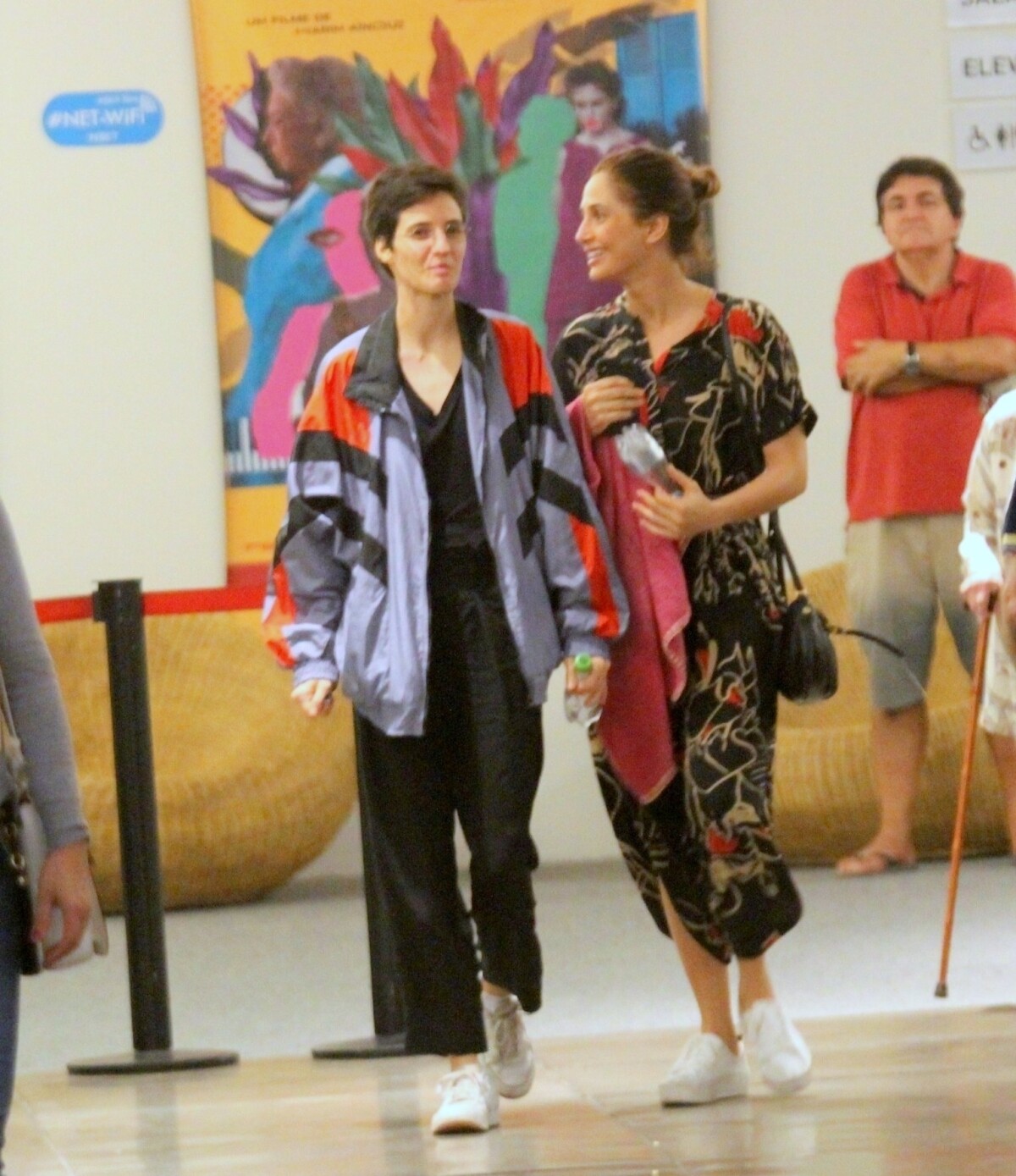 Foto: Camila Pitanga se diverte com a namorada, Beatriz Coelho, em shopping nesta sexta-feira ...