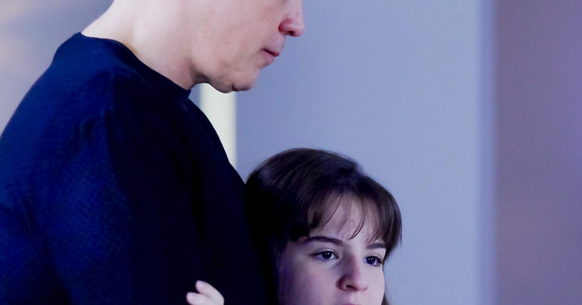 Pendleton (Dalton Vigh) tenta ficar mais próximo de Poliana (Sophia ...