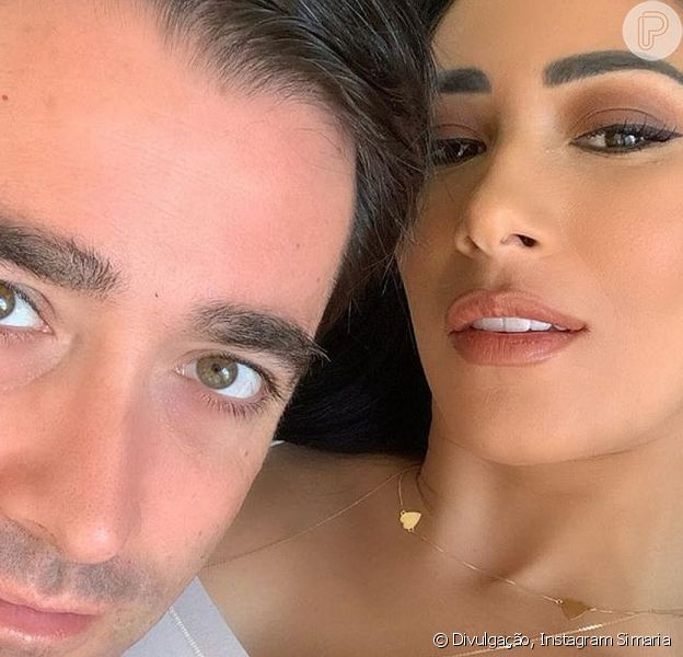 Simaria aparece deitada com o marido em foto rara e agita a web: 'Hoje ...